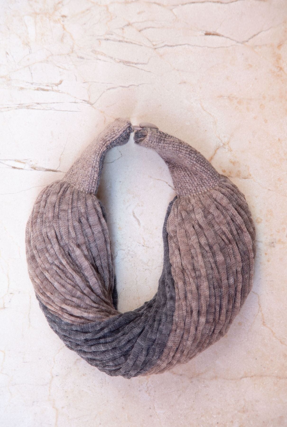 Collar de lana bicolor Victoria de Talhora en gris y topo – ES Fascinante