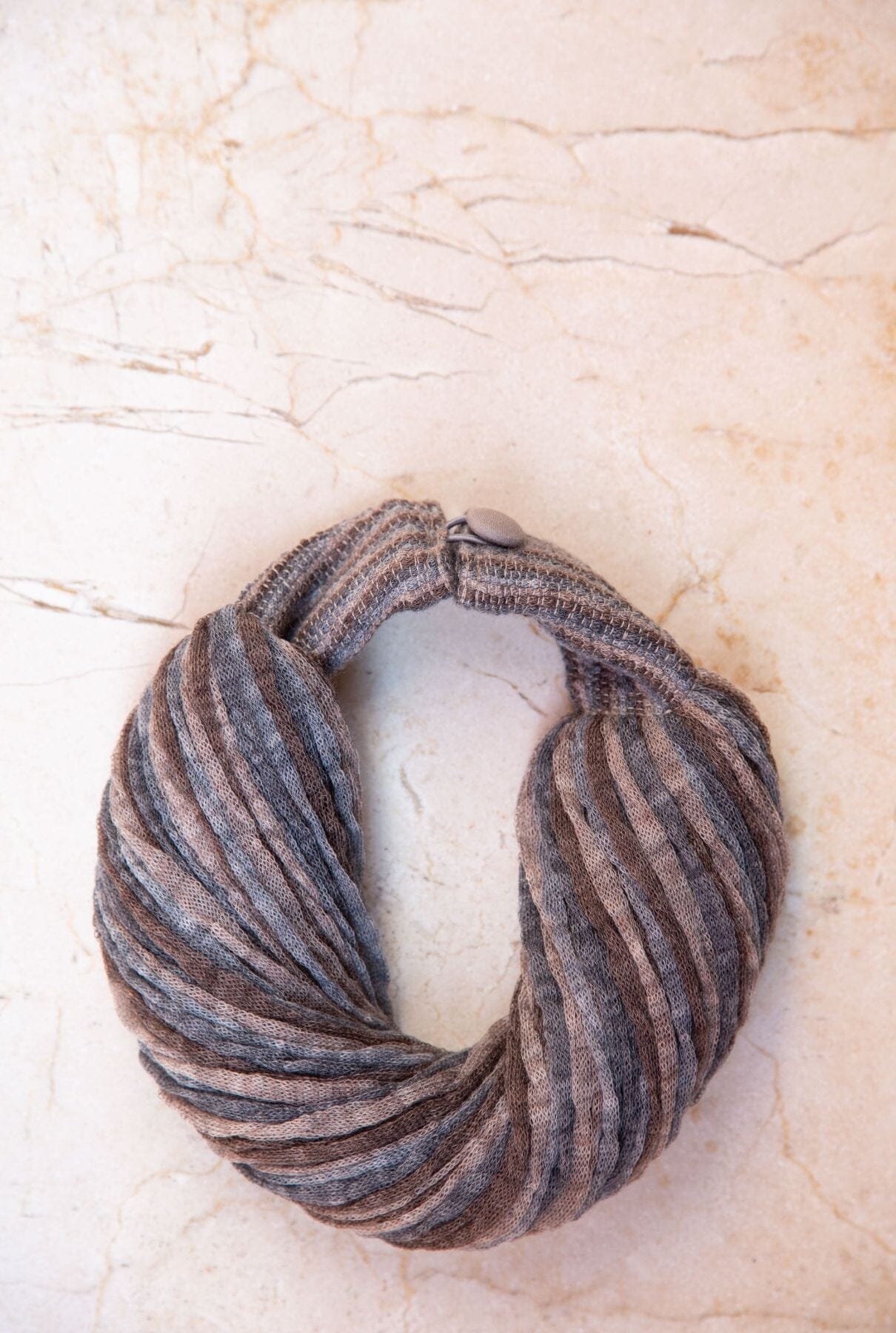 Collar de lana Victoria de Talhora en gris y topo – ES Fascinante